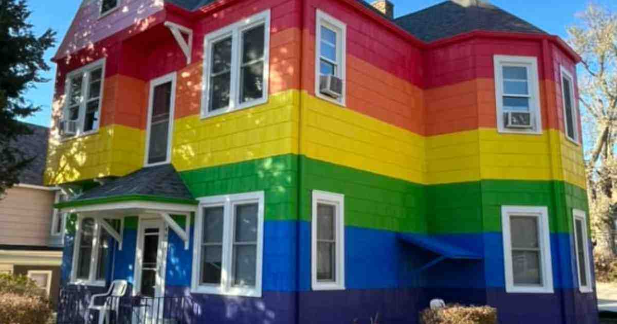 Un voisin homophobe reçoit une surprise colorée : sa maison peinte en ...